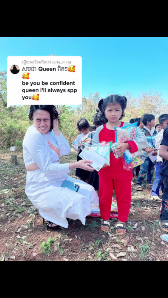 Queen ចែកអំណាយក្មេងរំភើបចង់យំ😂👌 - TNAOT