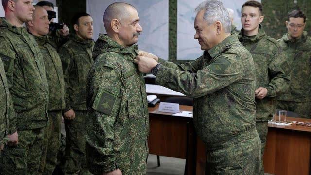 រដ្ឋមន្ត្រីការពារជាតិរុស្ស៊ី ធ្វើអធិការកិច្ចតំបន់ជួរមុខអ៊ុយក្រែន ខណៈសមរភូមិទីក្រុង Bakhmut ...