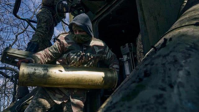 លោក ហ្សេឡិនស្គី ប្តេជ្ញាពង្រឹង ការការពារទីក្រុង Bakhmut ខណៈការប្រយុទ្ធ កាន់តែខ្លាំង - TNAOT