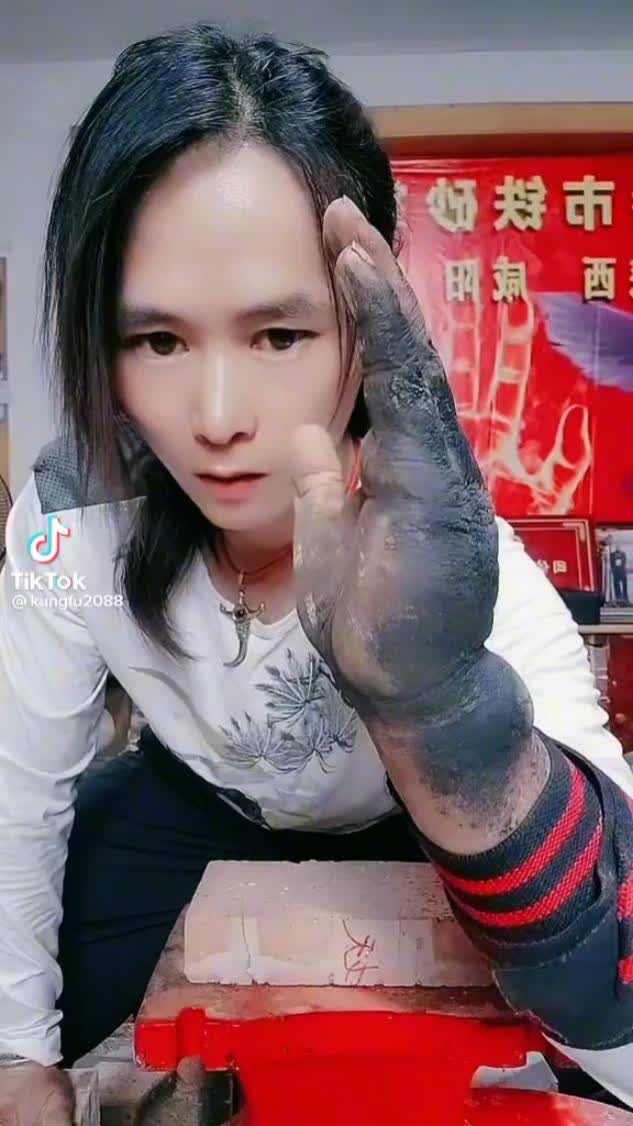 ដៃគាត់ខ្លាំង - TNAOT