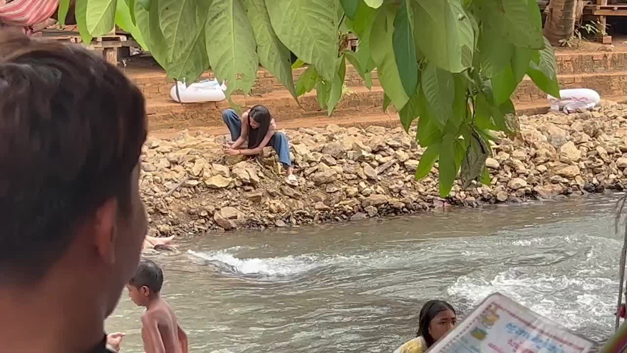 ទៅមើល Sis Cute នៅក្បាលទឹក - 1of10 - TNAOT