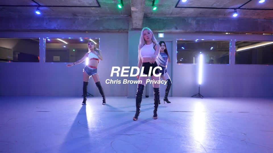 'REDLIC'| រាងសុិចស៊ីធម្មតាទេ តែក្បាច់រាំកាន់តែពិសេសទៀត - TNAOT