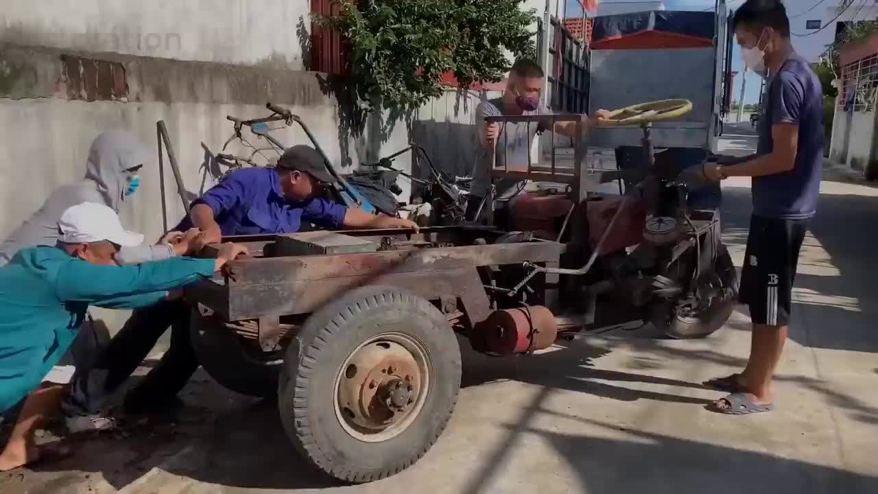 បុរសម្នាក់ទិញកង់បីចាស់មកកែច្នៃថ្មីឡើងវិញ - TNAOT