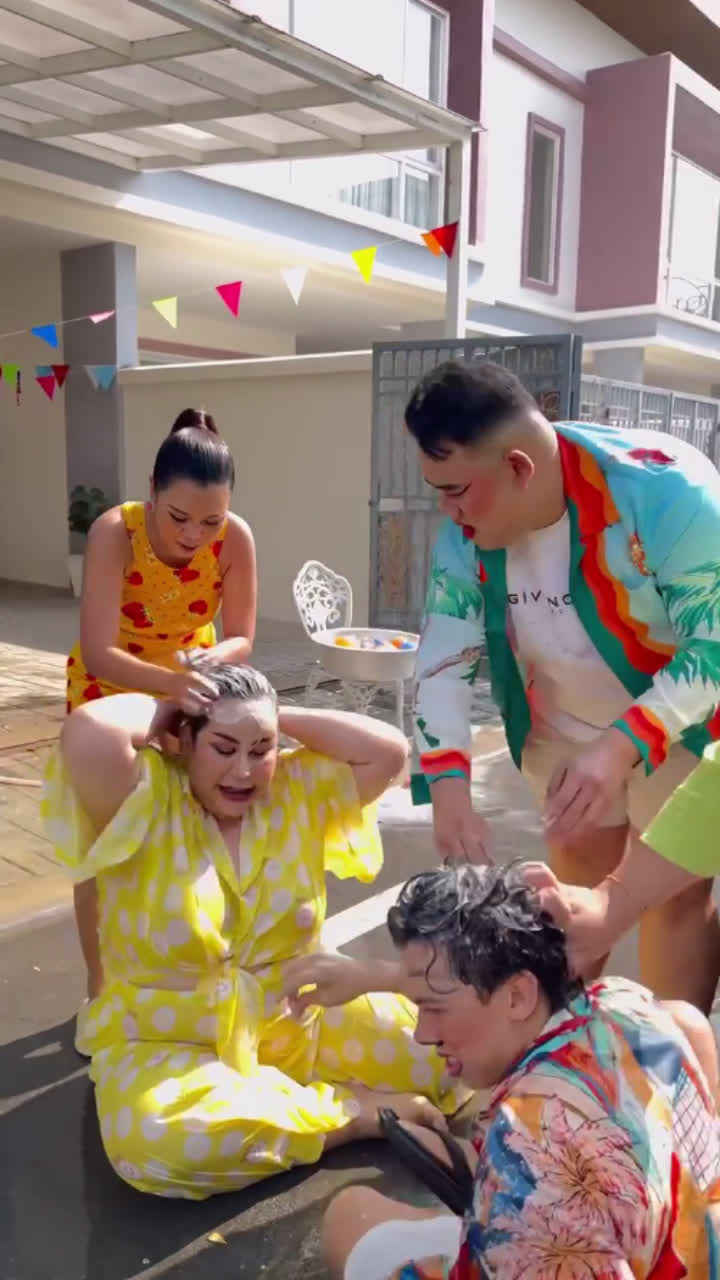 គប់ទឹកស្ទាយ៍ថ្មី Free កក់សក់ទៀត🤣 - TNAOT