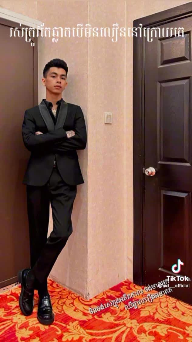 ពិភពលោកនេះធំណាស់ប៉ុន្តែគ្មានកន្លែងទំនេរសម្រាប់ខ្ញុំ។ បងវណ្ណដា vanda - TNAOT