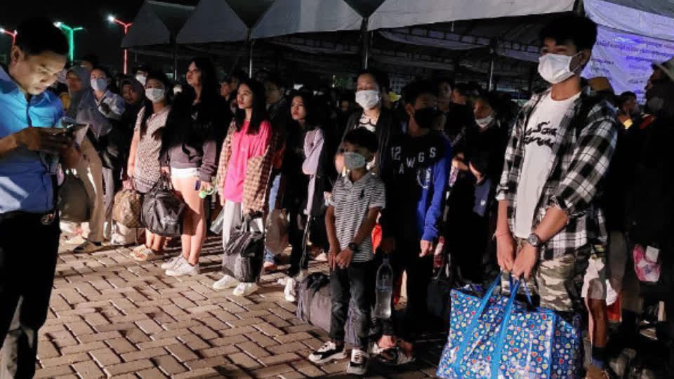 昨日3500人乘坐免费大巴前往暹粒！ - TNAOT