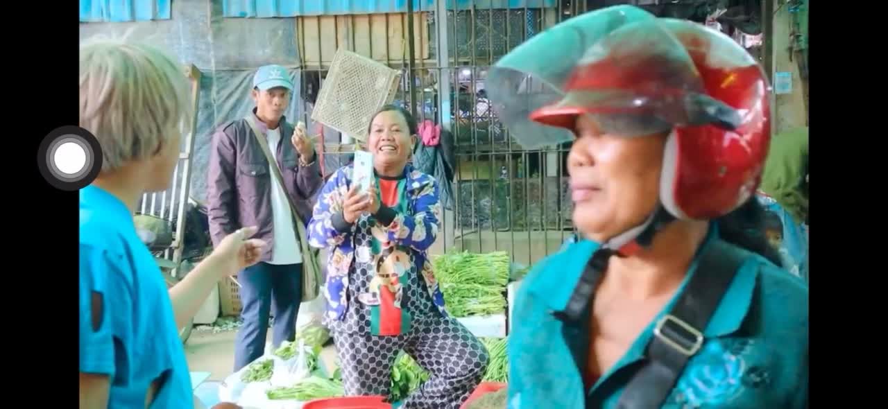 រាំកូគេពេញផ្សារ សើចទៀតហើយ🤣😂[Funny video Prank ] - TNAOT