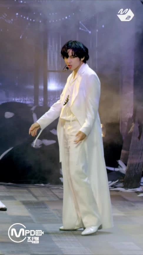 BTS V camfocus "Black Swan" 🖤🫰 - TNAOT