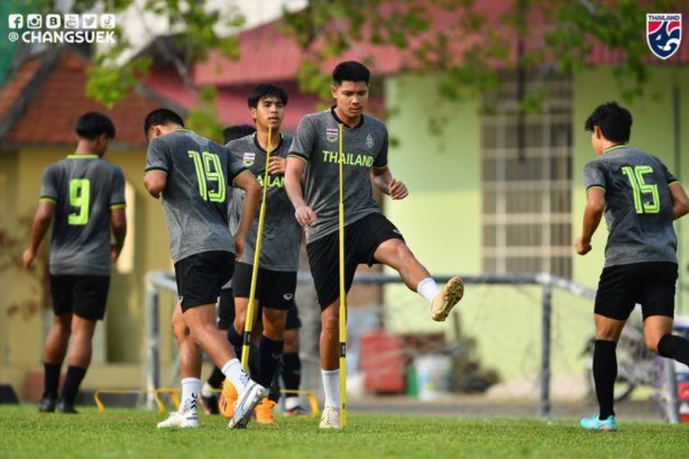 គ្រូបង្វឹក U22 ថៃ ចង់ផ្លាស់ប្តូរទីលានហ្វឹកហាត់ឲ្យជម្រើសជាតិដោយសារហេតុផលនេះ - TNAOT