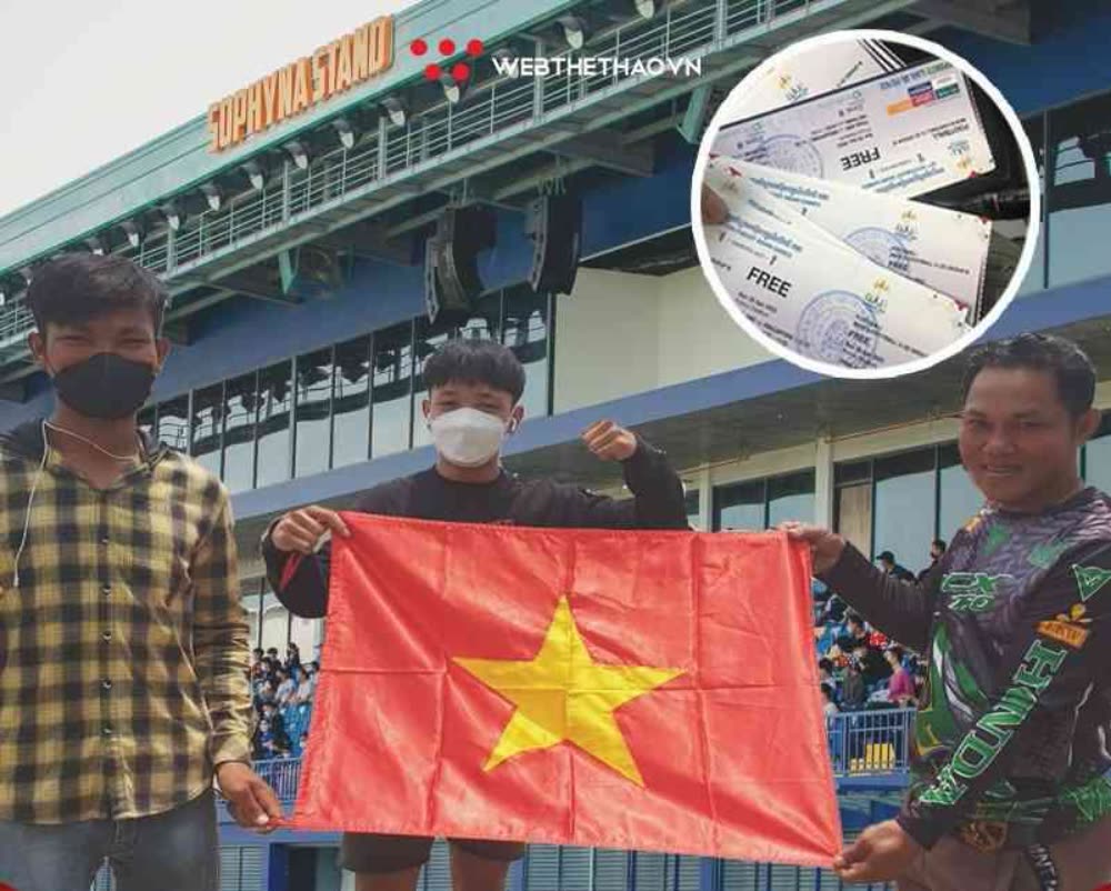 អ្នកគាំទ្រទិញសំបុត្របាល់ទាត់ នៅផ្សារងងឹតដើម្បីអបអរក្រុម U22 វៀតណាម ប៉ះក្រុម U22 ឡាវ ...