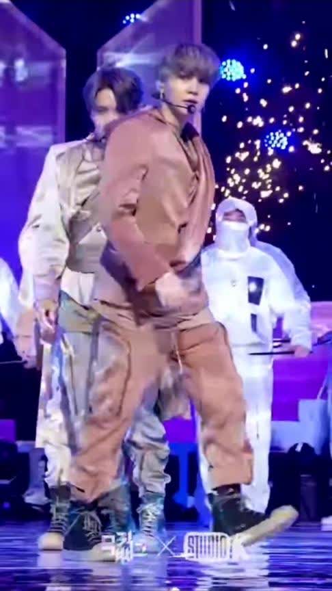 BTS SUGA camfocus "ON" 💚🫰 - TNAOT