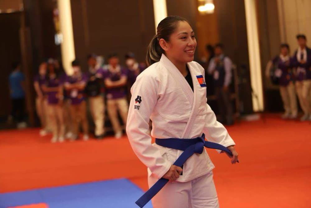 កីឡាការិនីជឺជិតស៊ូកម្ពុជា ខាន់ ចេសា យកឈ្នះកីឡាការិនីសិង្ហបុរី May Yong Teh - TNAOT