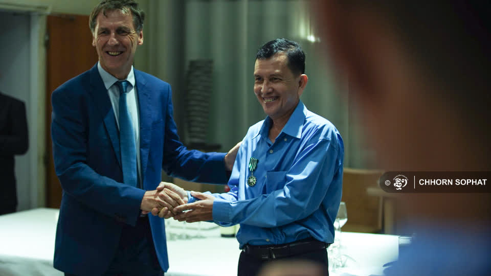 លោក ម៉ក់ រ៉េមីស្សា អ្នកថតរូបឆ្នើមដំបូងរបស់កម្ពុជា ទទួលបានមេដាយឥស្សរិយយស ពីបារាំង - TNAOT