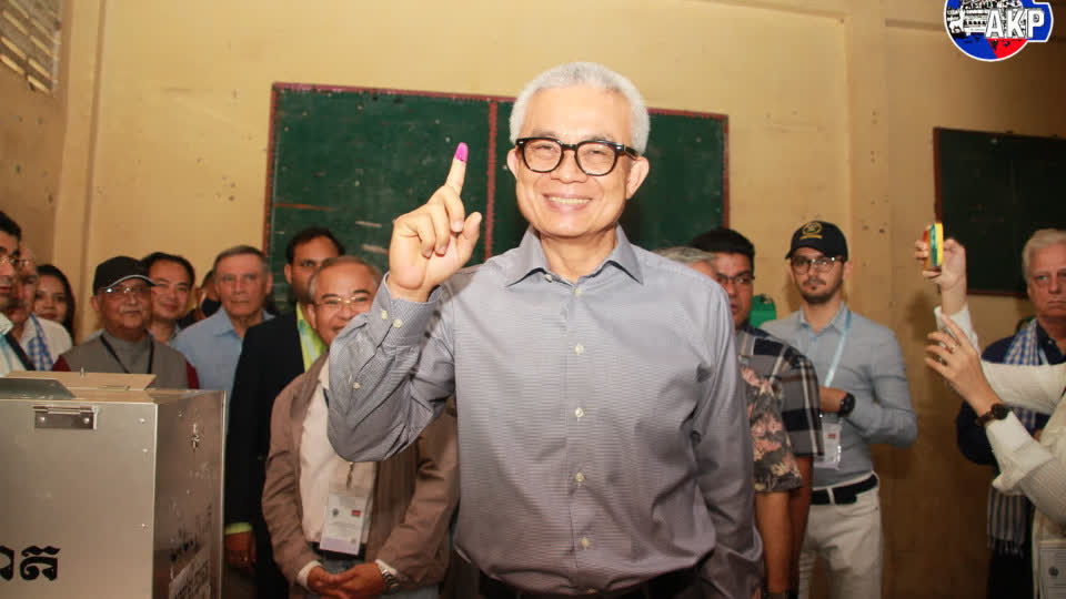 ឯកឧត្តមអគ្គបណ្ឌិតសភាចារ្យ អូន ព័ន្ធមុនីរ័ត្ន និងលោកជំទាវ អញ្ជើញទៅបោះឆ្នោតជ្រើសតាំងតំណាងរាស្ត្រ ...