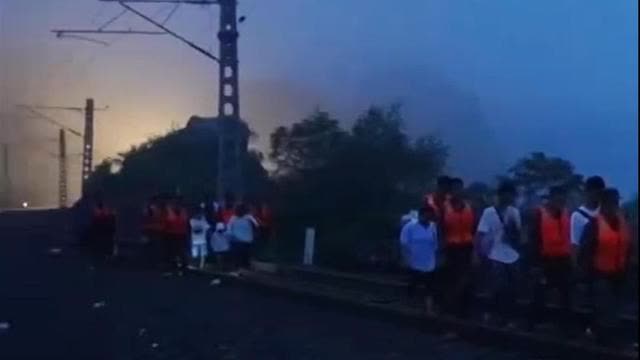 K396次首批328名乘客已脱困：回家的士费由车站工作人员支付，剩余乘客正陆续转移 - TNAOT